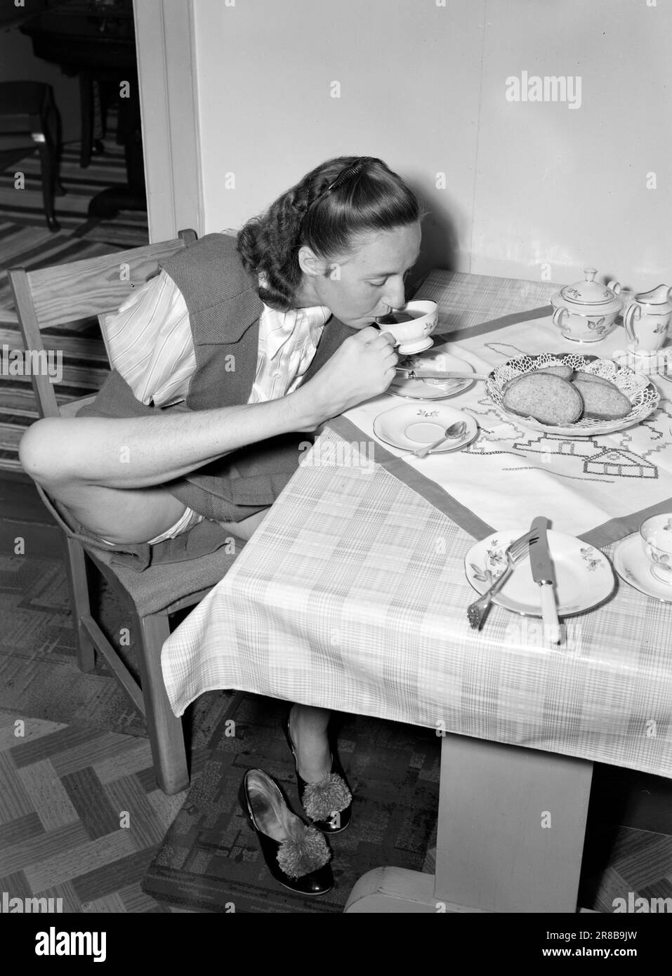 Actual 20-4-1947: Armless Tønsberg girlArmless Tønsberg girl who stands ...