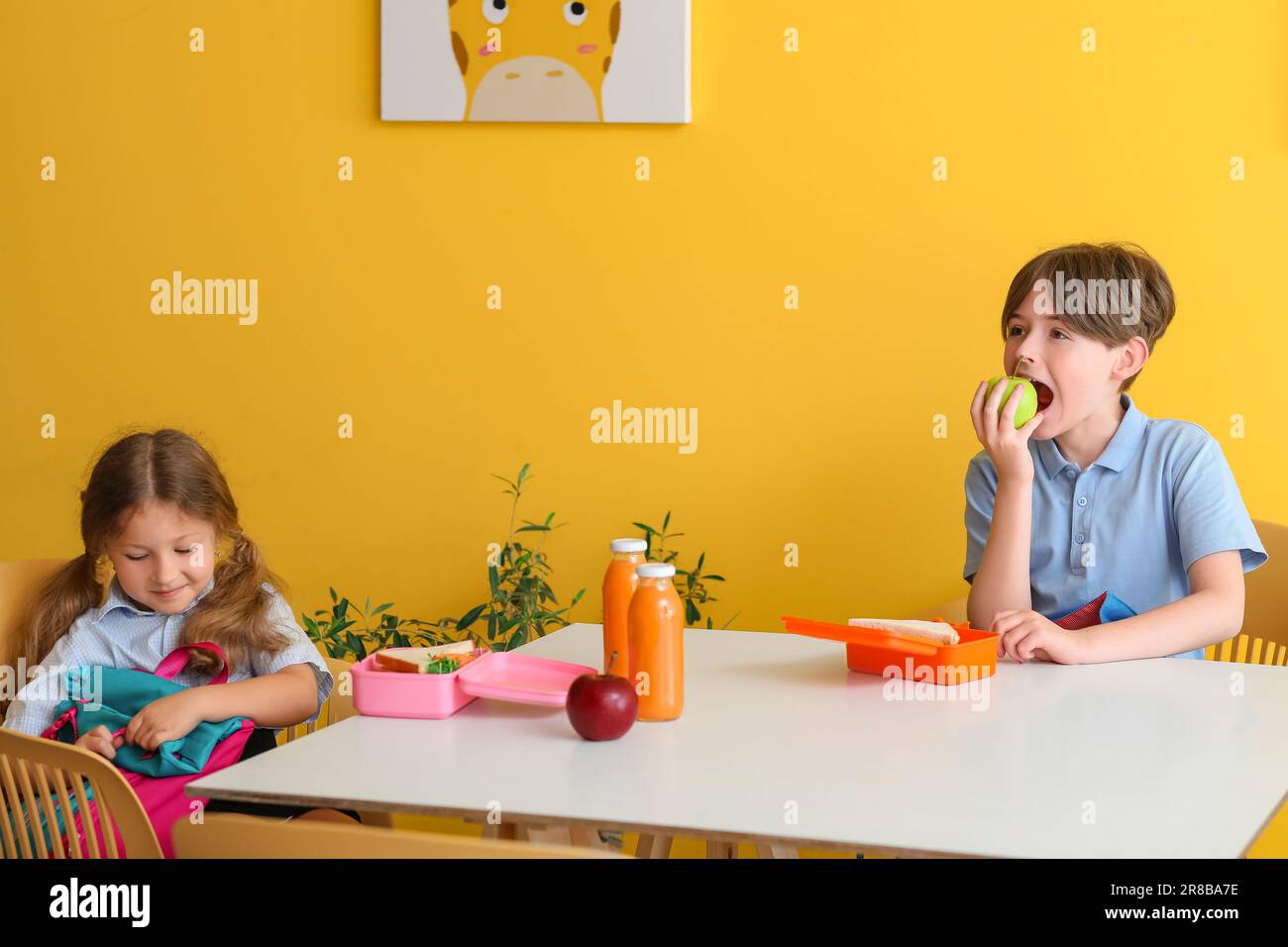 Little children eating lunch at school Stock Photo - Alamy