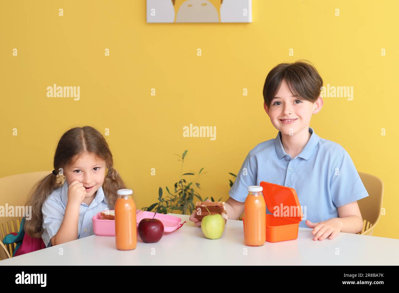 Little children eating lunch at school Stock Photo - Alamy