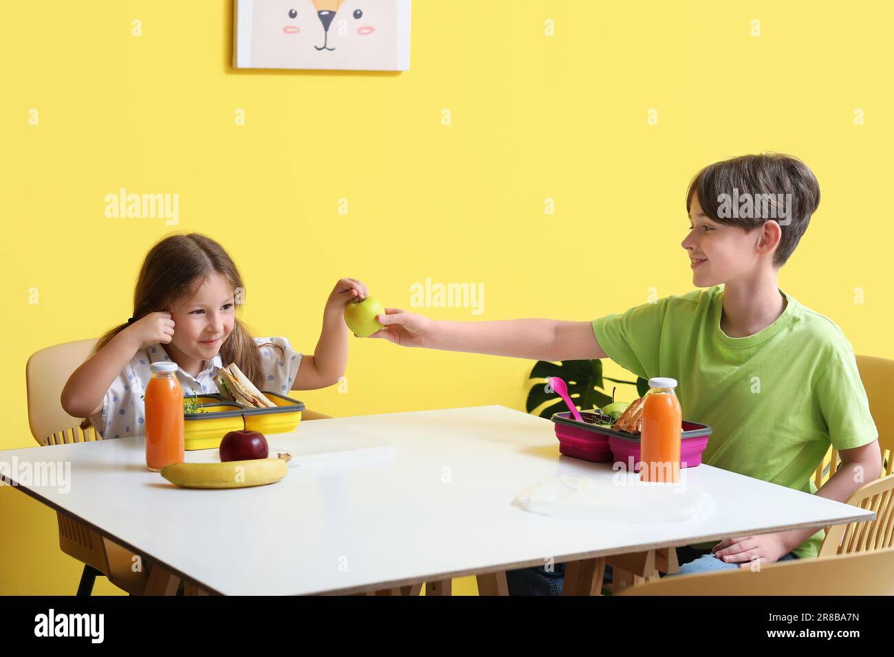 Little children eating lunch at school Stock Photo - Alamy