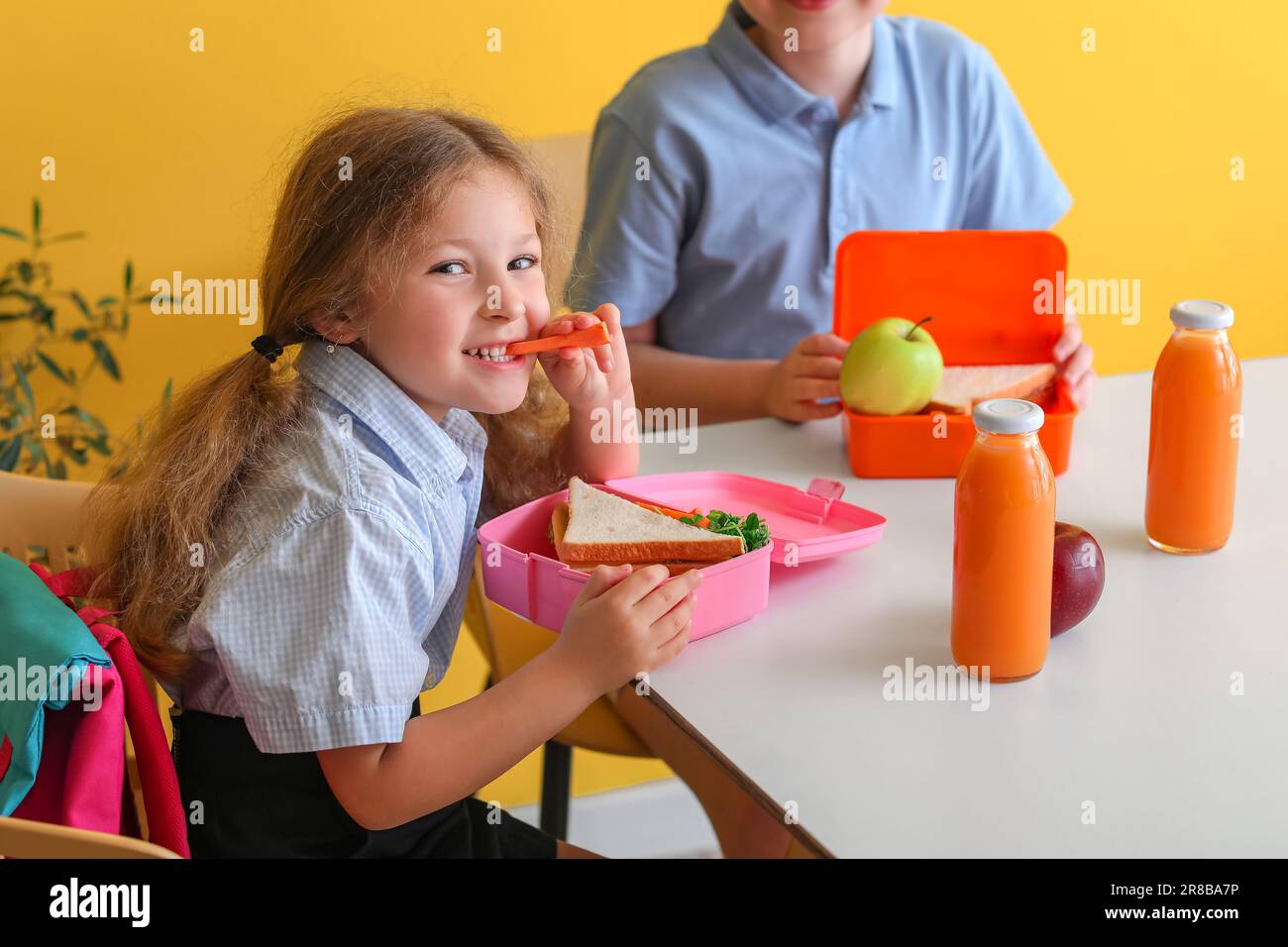Little children eating lunch at school Stock Photo - Alamy