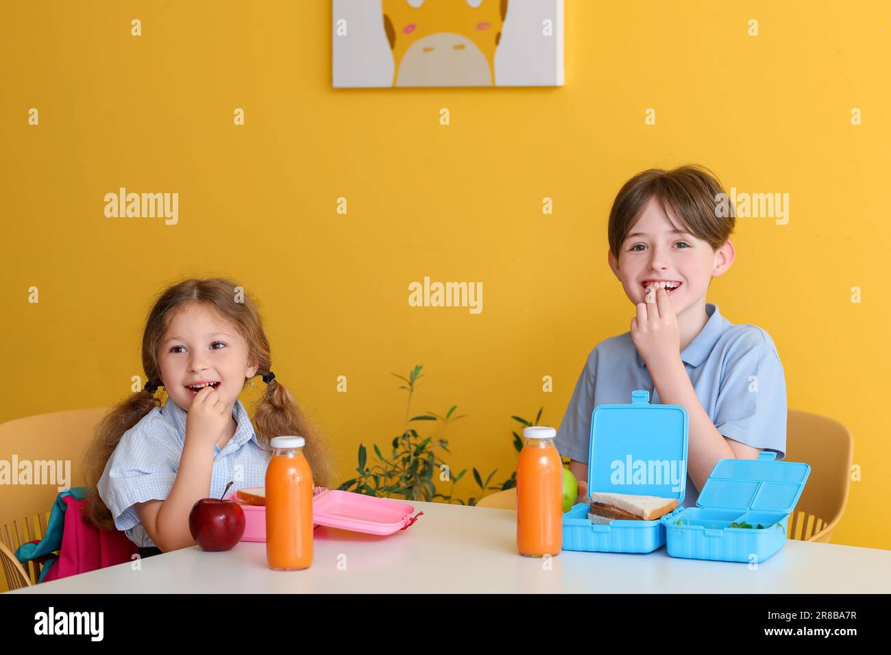 Little children eating lunch at school Stock Photo - Alamy