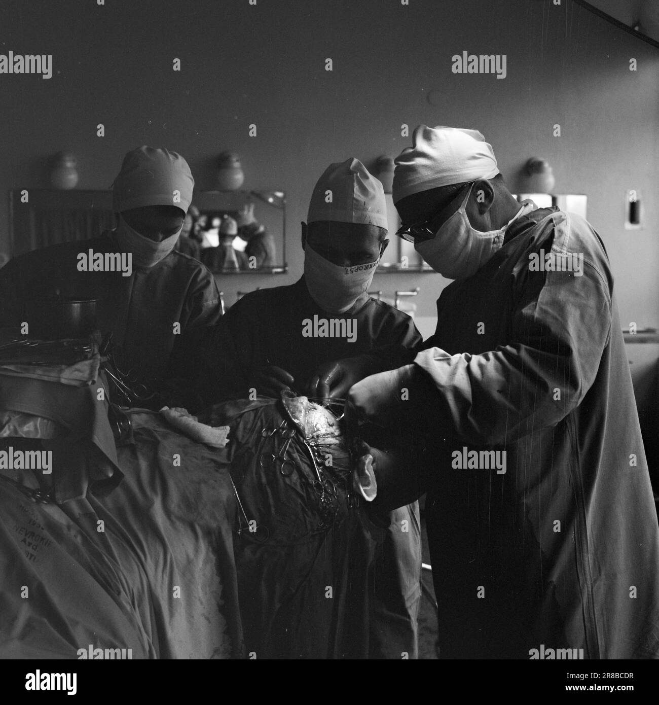 Current 16-9-1960: A glimpse into the brain For five hours the surgeon ...