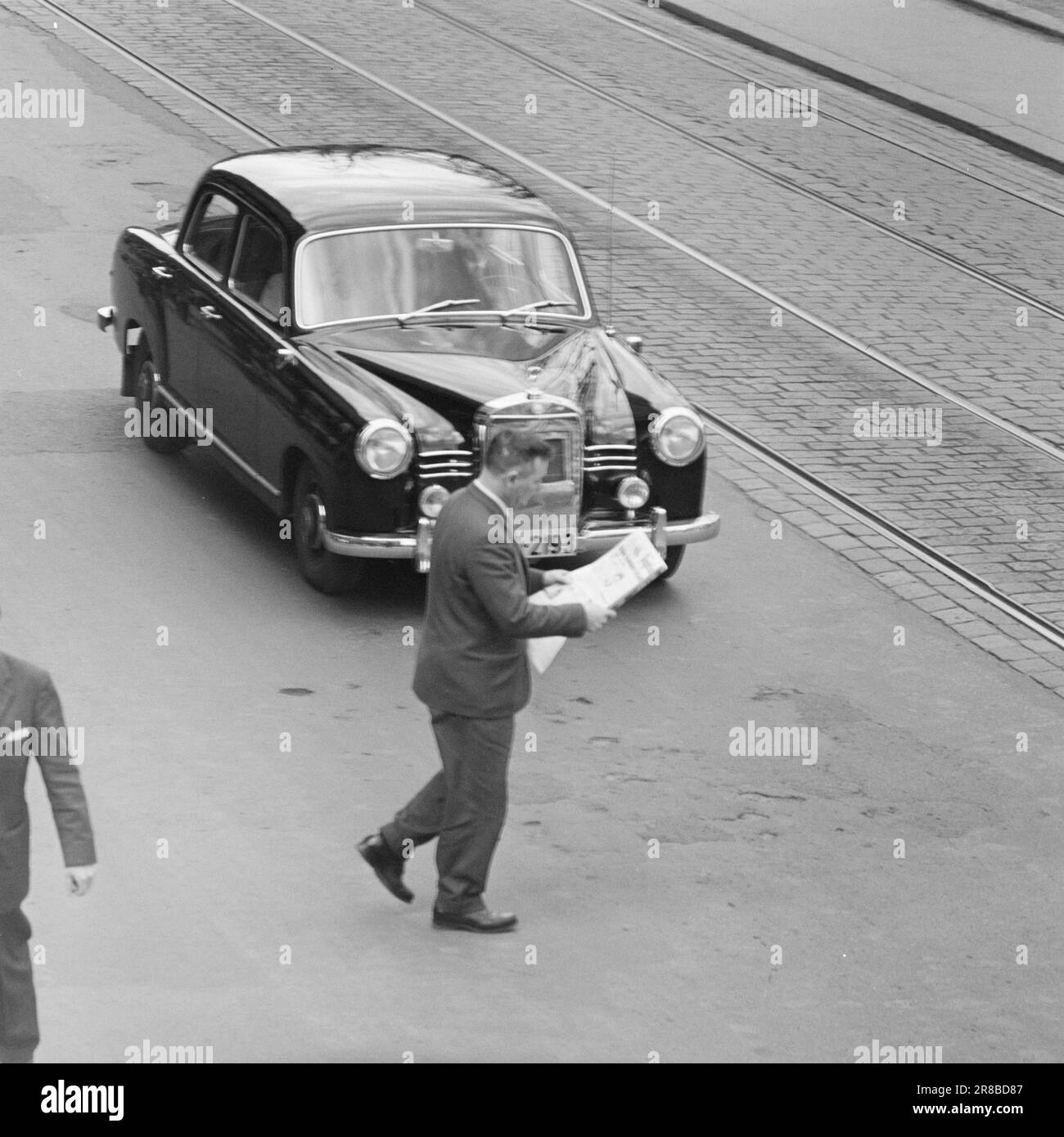 Current 25-1-1960: Where the city's pulse beats The camera reflects ...