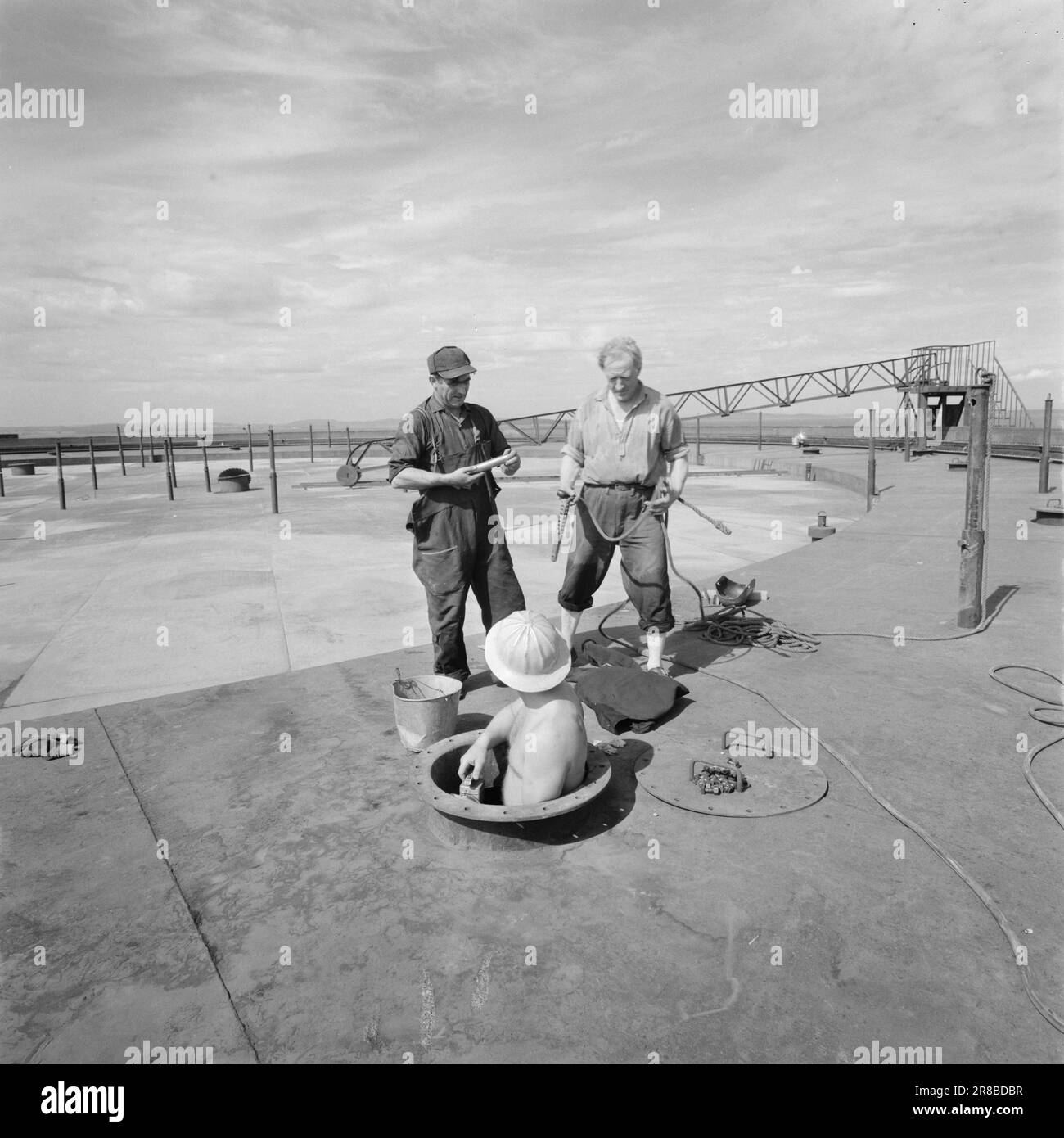 Current 30-4-1960: Norwegian Venezuela Norway's first oil refinery is ...