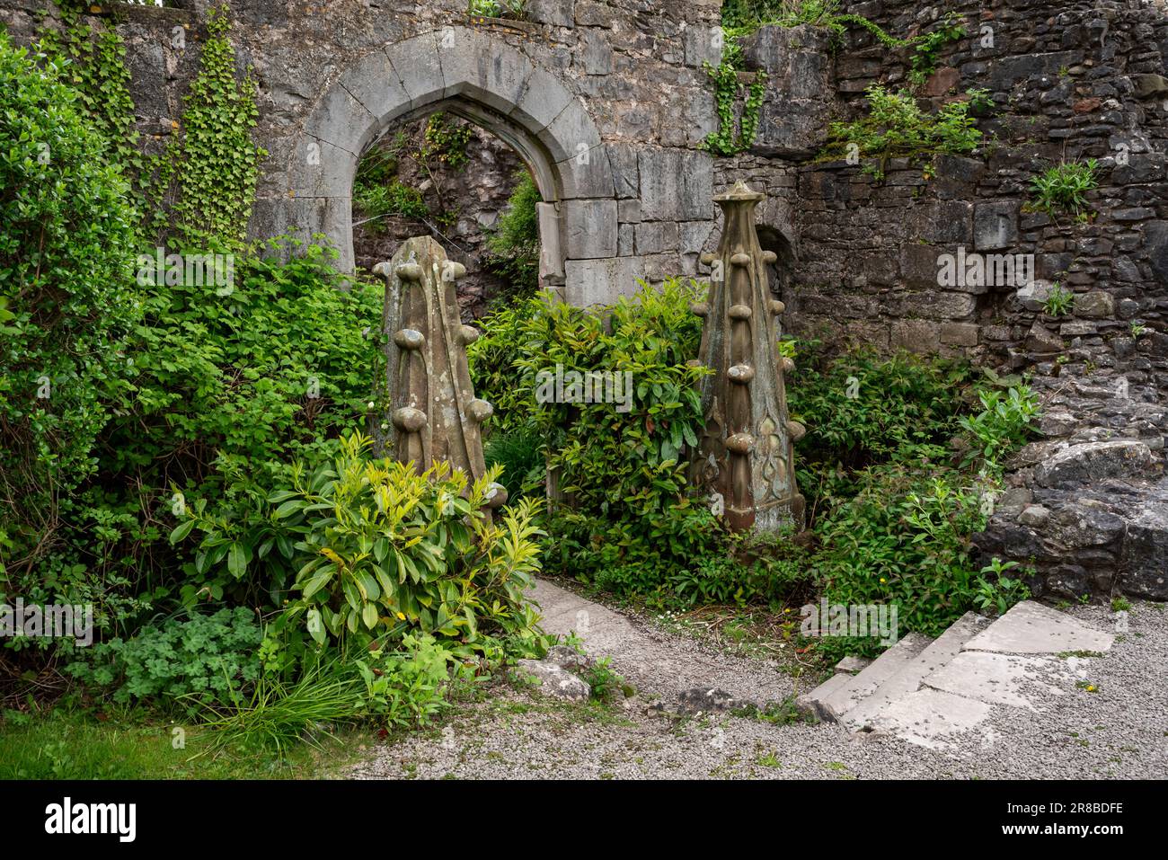 Ruthin Castle (Castell Rhuthun) hotel in the town of Ruthin in the Vale ...