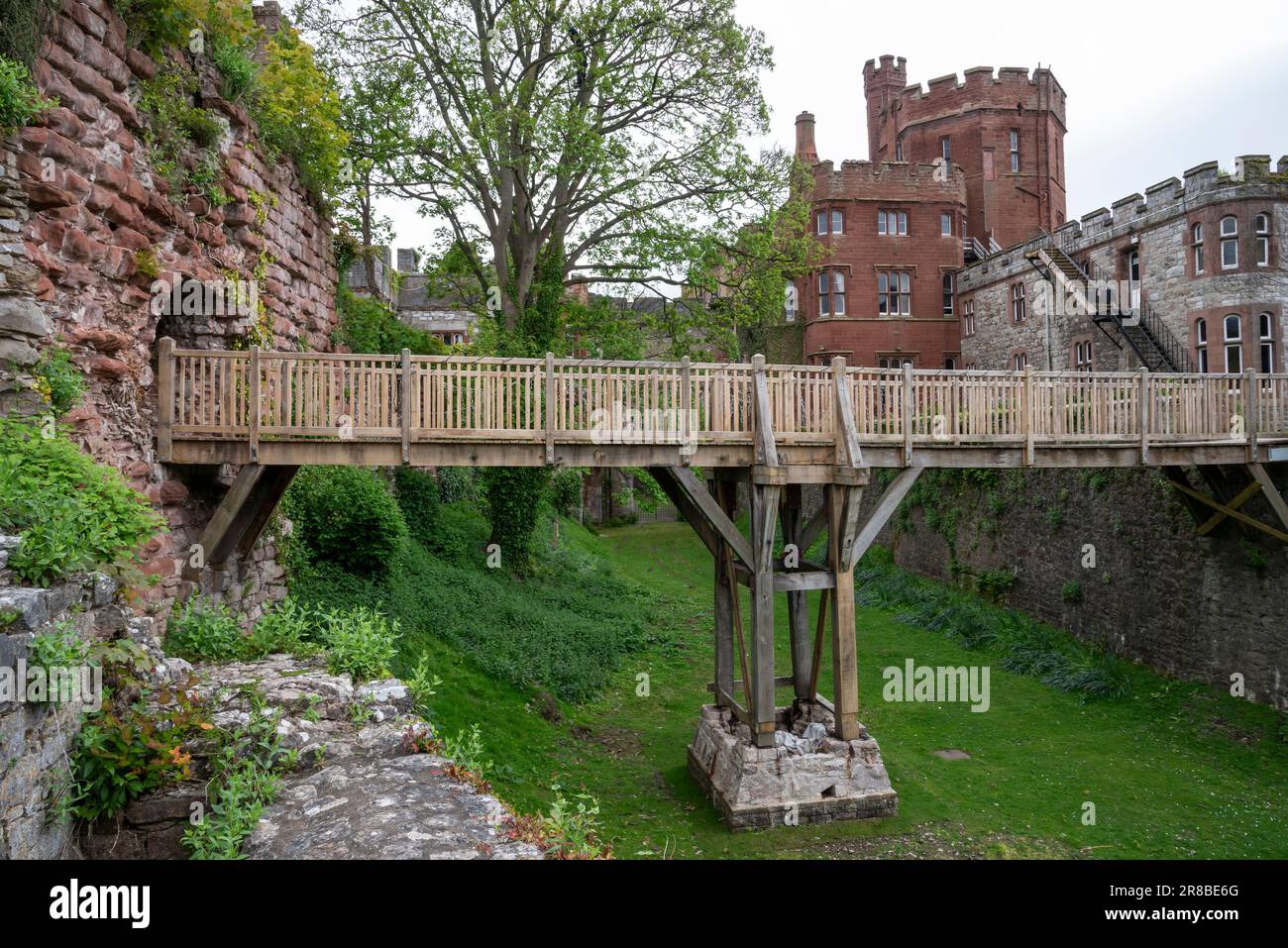 Ruthin Castle (Castell Rhuthun) hotel in the town of Ruthin in the Vale ...