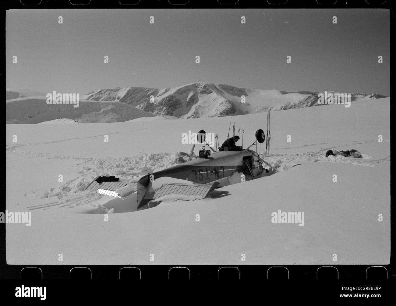 Actual 21-4-1960 : The plane was given a helicopter ride home The ...