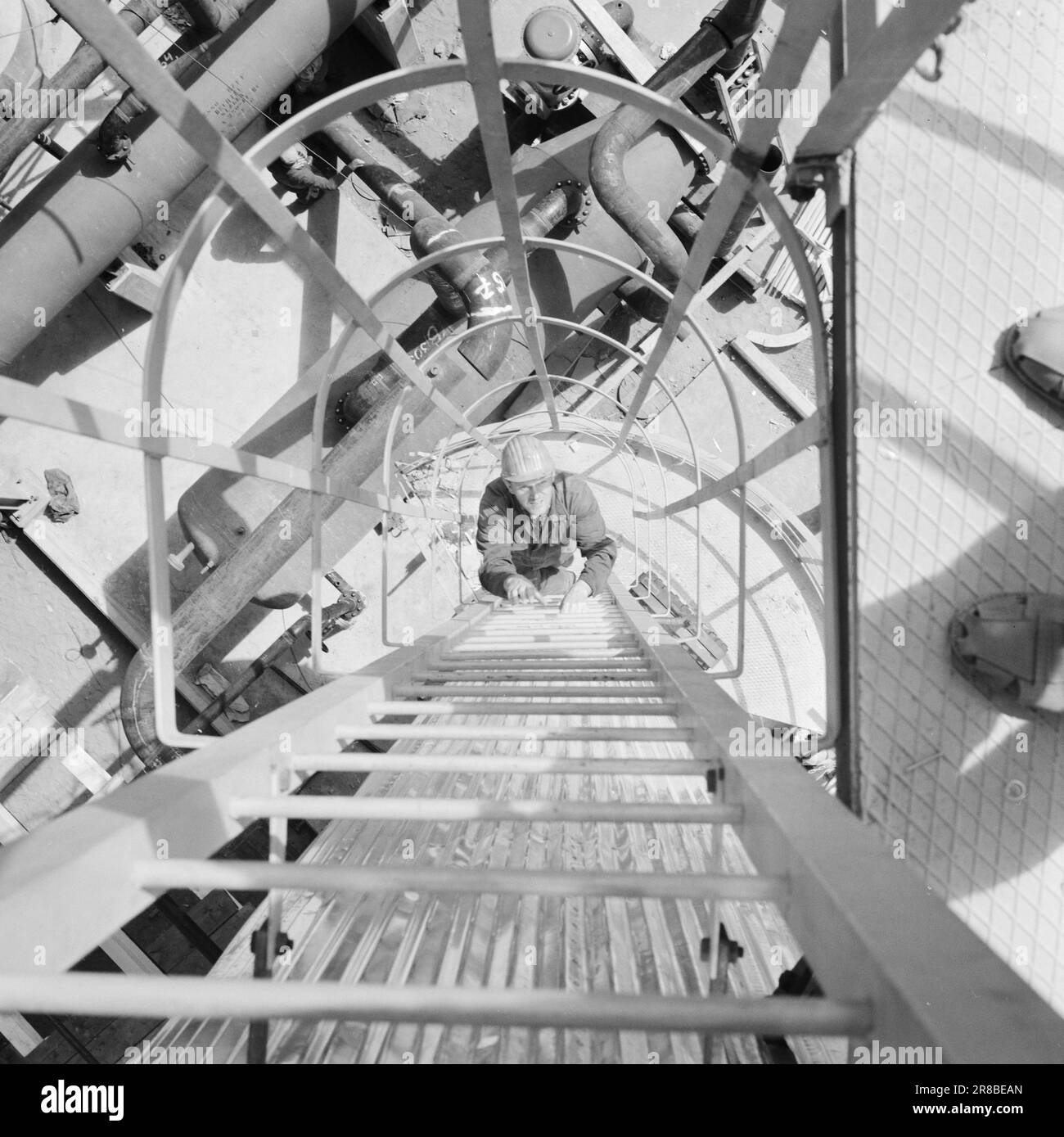 Current 30-4-1960: Norwegian Venezuela Norway's first oil refinery is ...