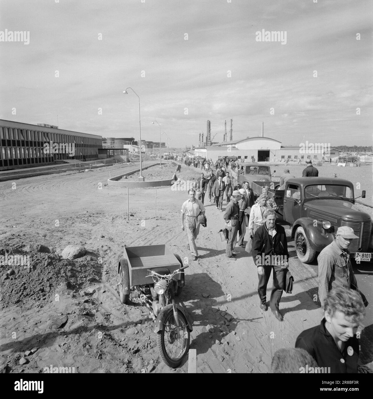 Current 30-4-1960: Norwegian Venezuela Norway's first oil refinery is ...