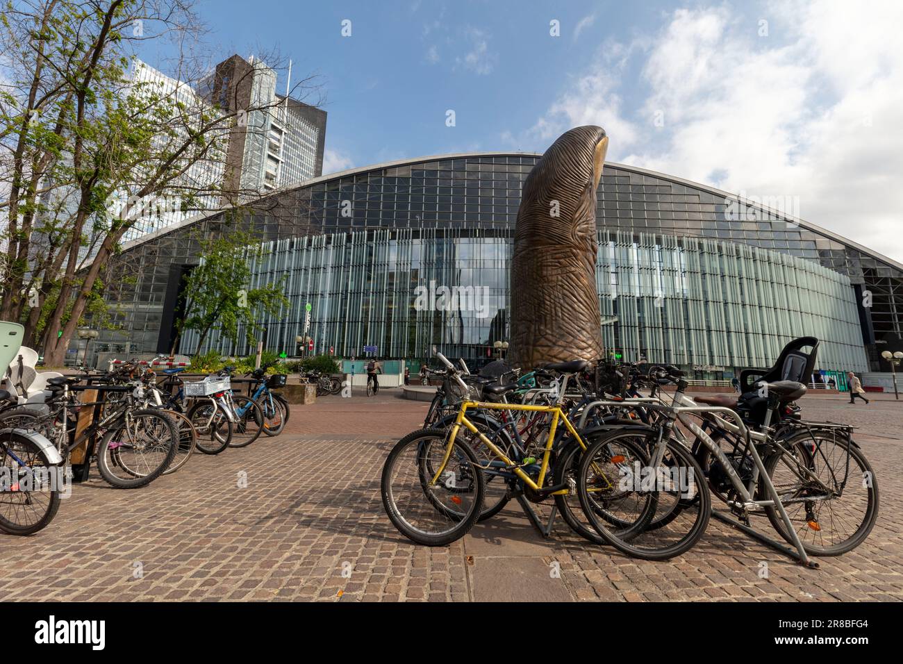 Environmentally friendly bicycles in Paris with the Giant thumb at La ...