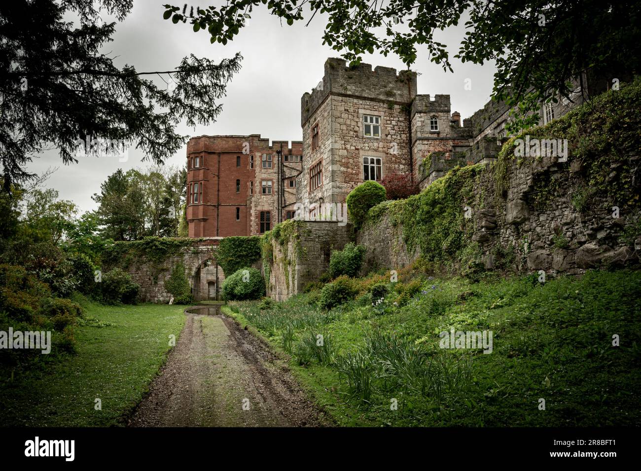 Ruthin Castle (Castell Rhuthun) hotel in the town of Ruthin in the Vale ...
