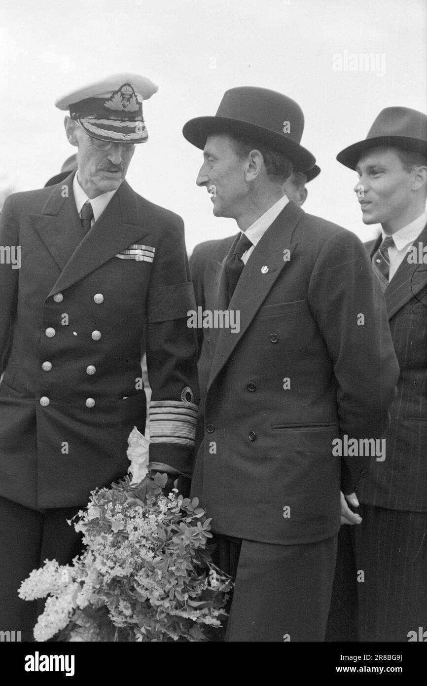 Current 14-3-1947: The King numberOut among people King Haakon 7th ...