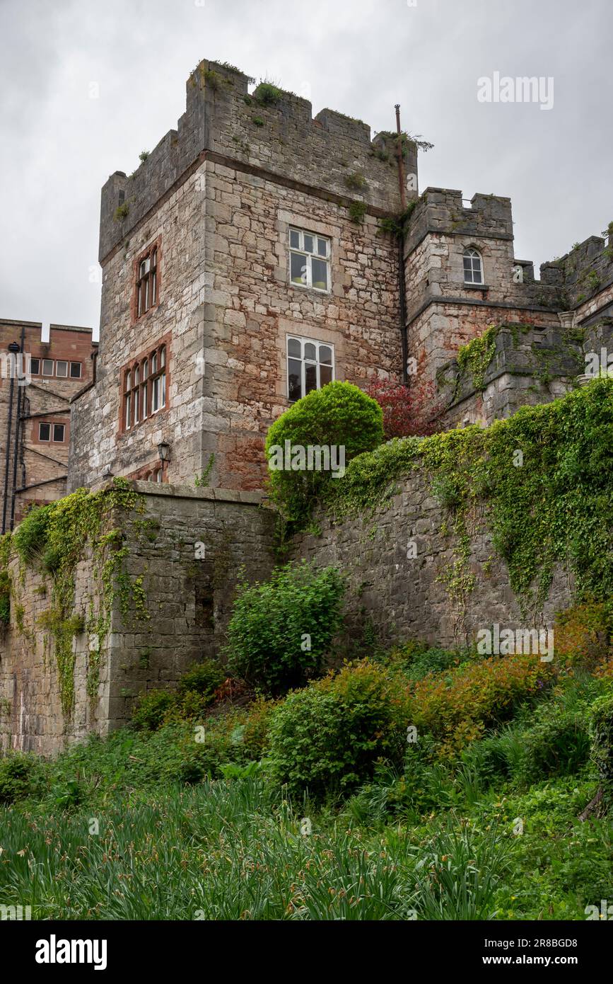 Ruthin Castle (Castell Rhuthun) hotel in the town of Ruthin in the Vale ...