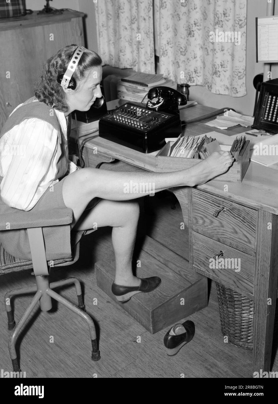 Actual 20-4-1947: Armless Tønsberg girlArmless Tønsberg girl who stands ...