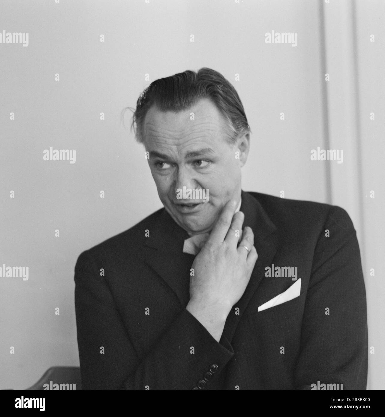 Current 12-1-1960: One-person theatre Jens Bolling is like Dovregubben ...