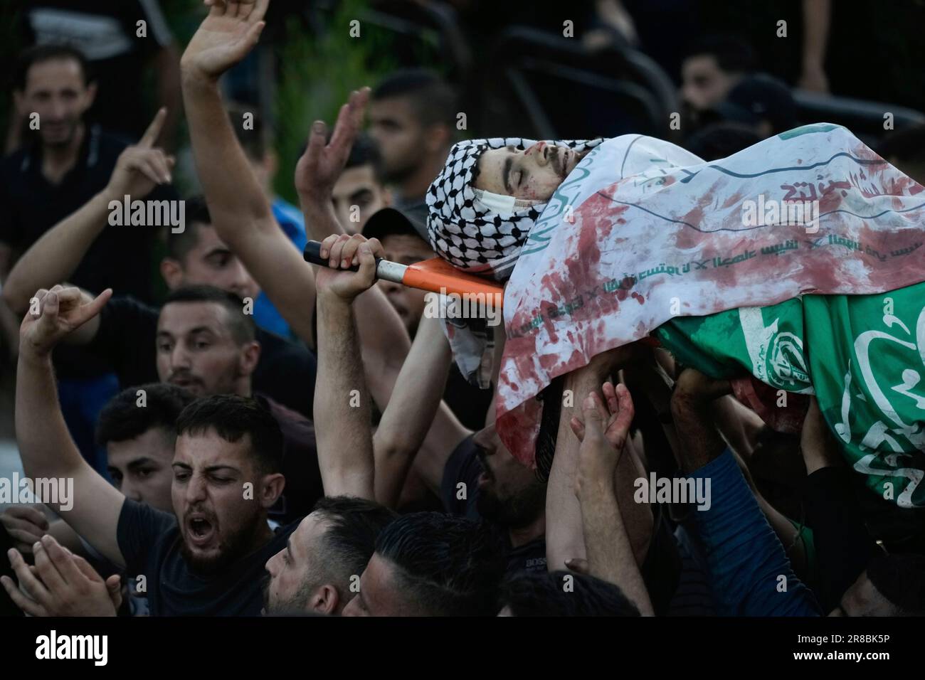 Crowds of Palestinian mourners carry the body of 24-year-old Hamas ...