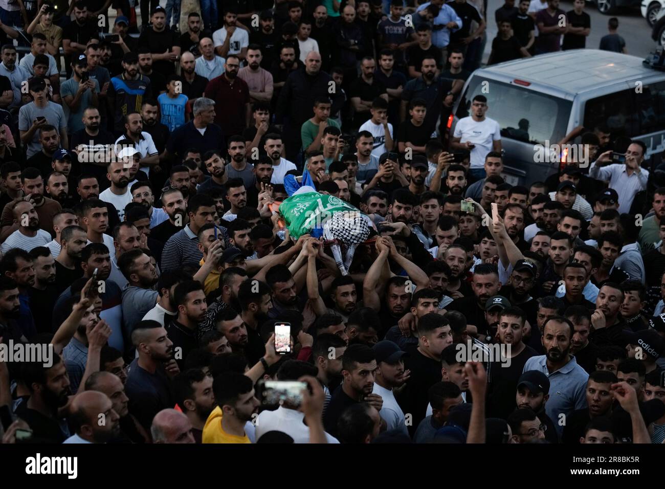 Crowds of Palestinian mourners carry the body of 24-year-old Hamas ...