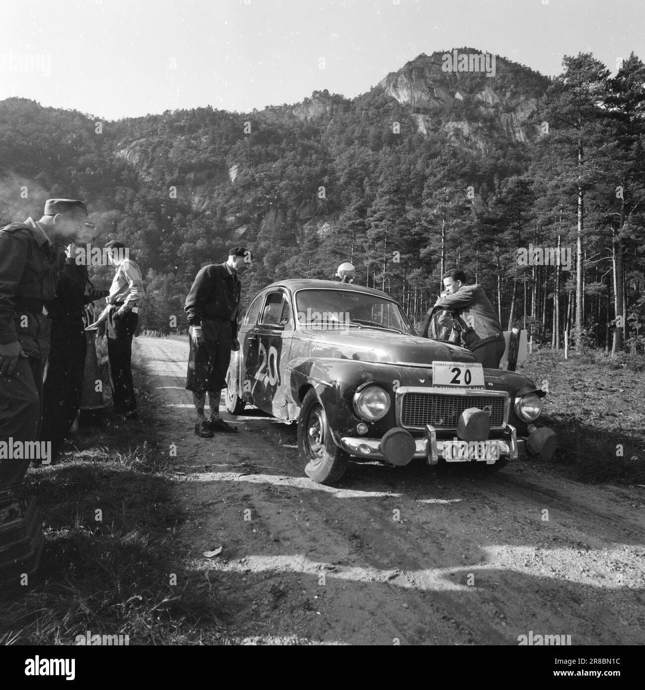 Actual 42-3-1960: Speed fever in sharp curves For 42 hours, we followed ...