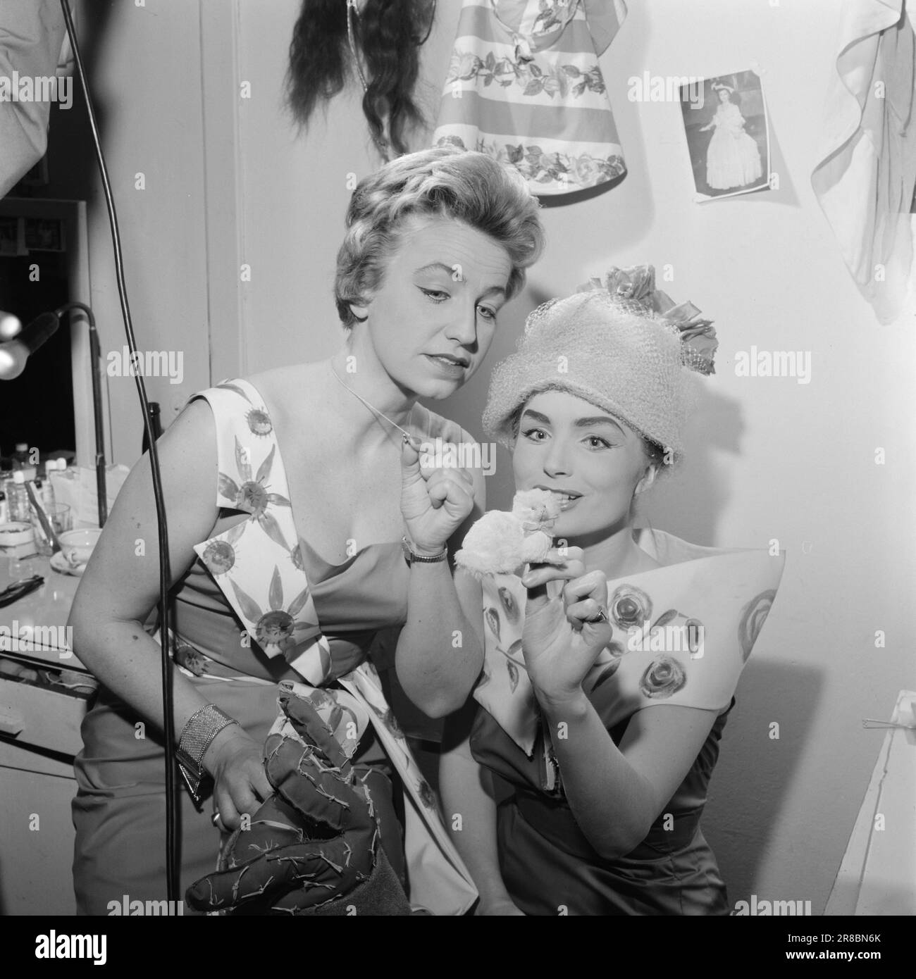 Current 14-9-1960: Superstition is good luck Actors knock on the table ...