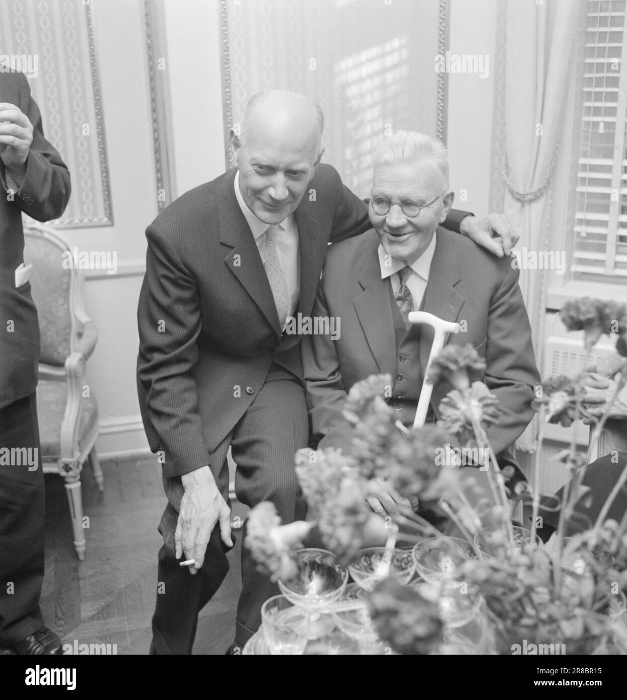 Actual 44-5-1960: A handshake Two kings and two prime ministers present ...