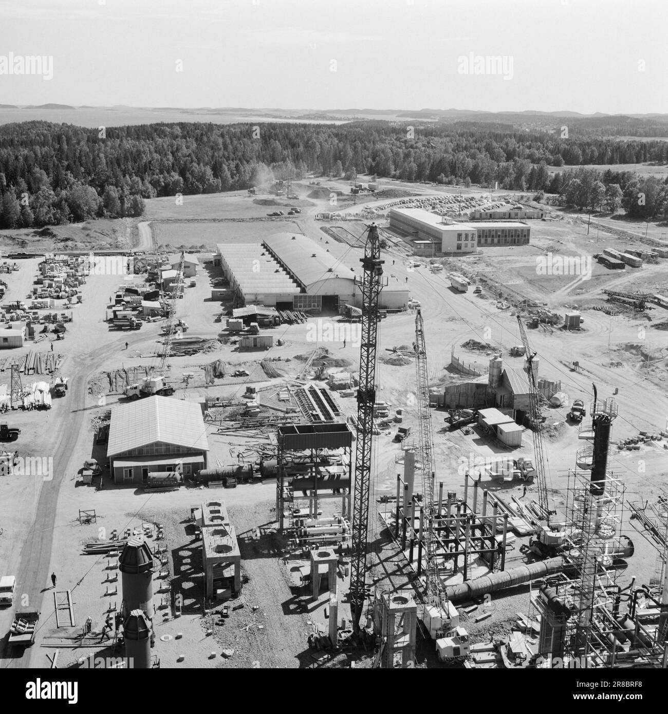 Current 30-4-1960: Norwegian Venezuela Norway's first oil refinery is ...