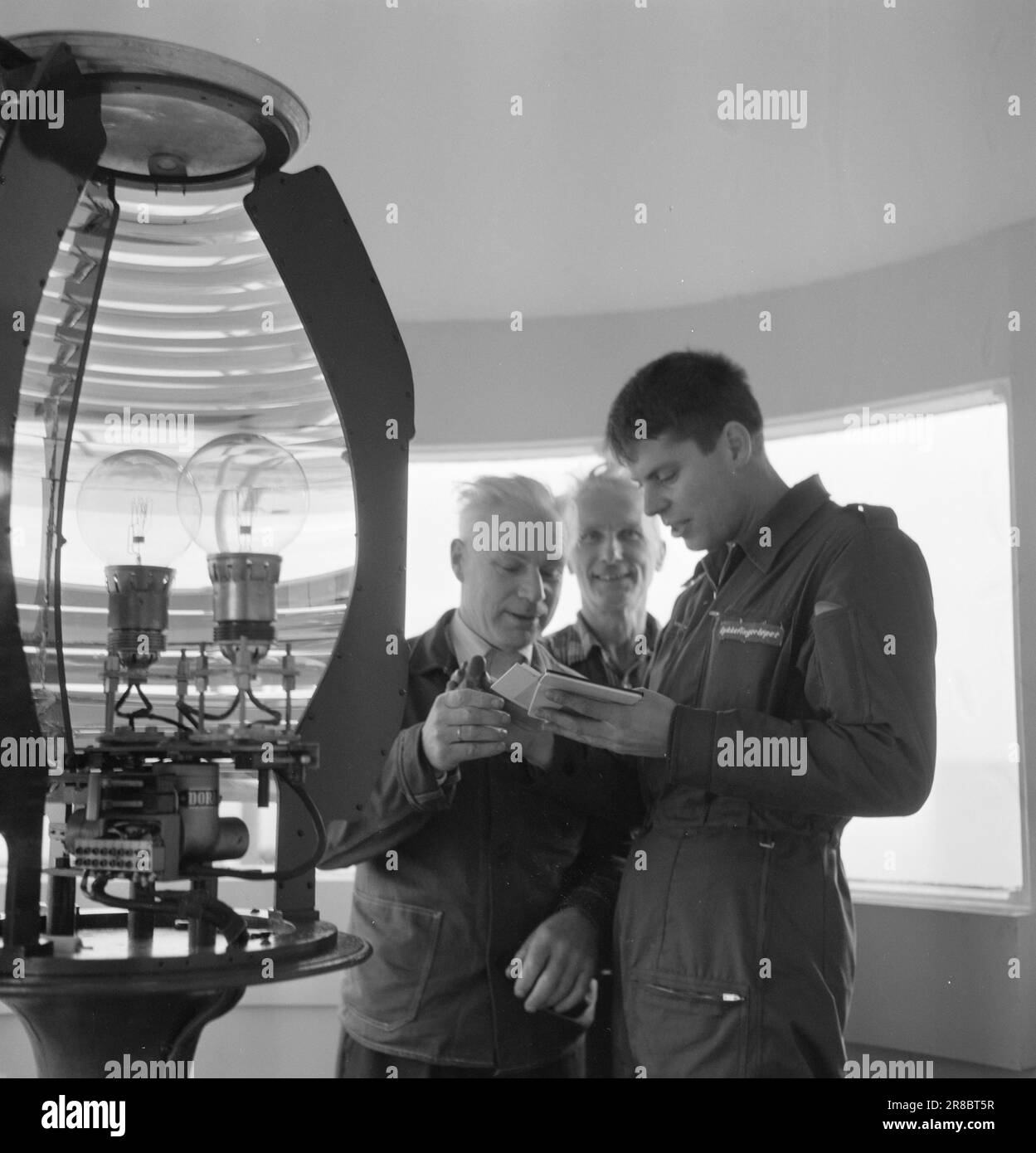 Current 48-10-1960 : Who wants a free car? The lucky finger race has ...