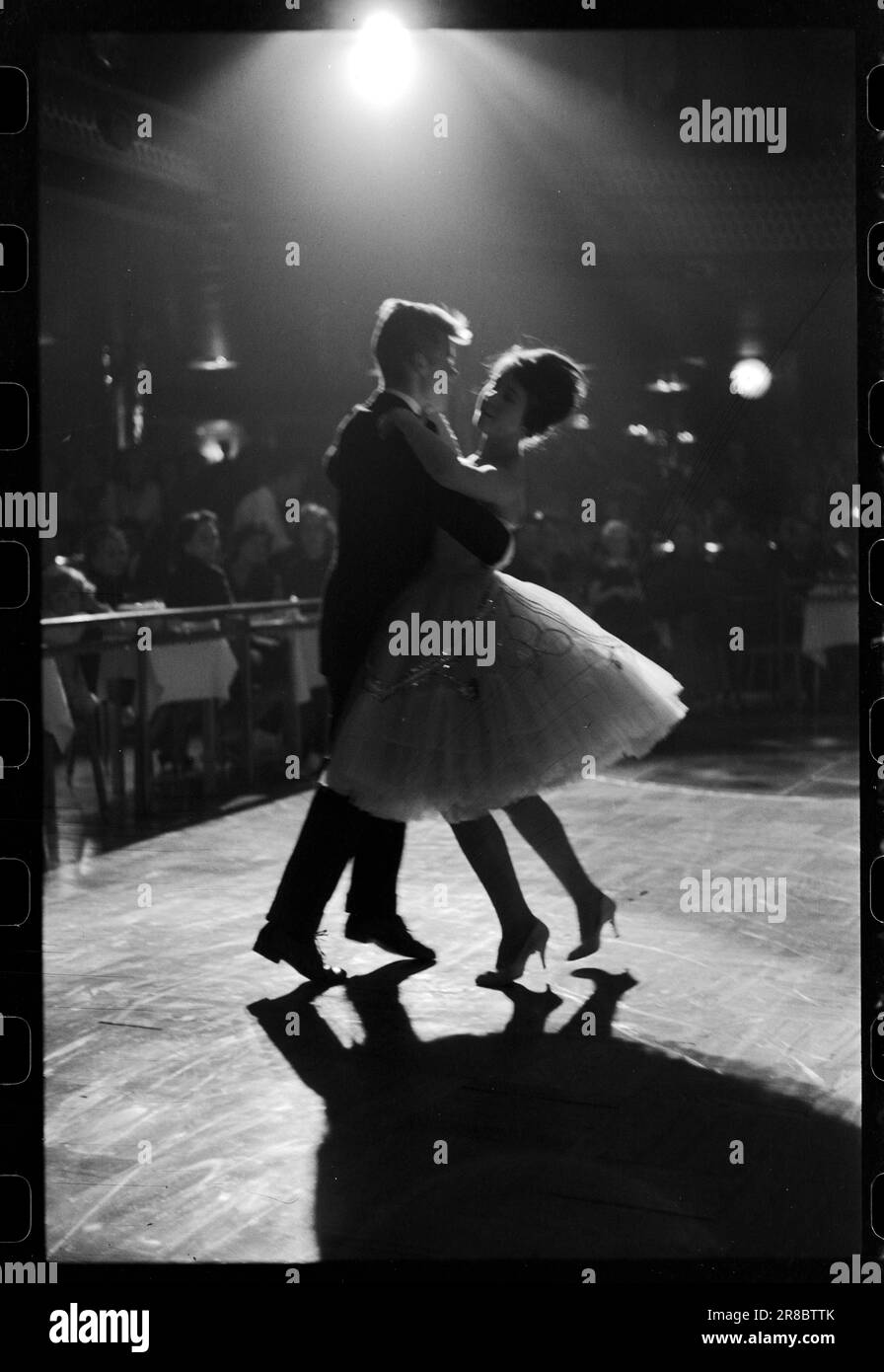 Actual 21-5-1960 : Søtten-Stil At a mannequin show at Regnbuen in Oslo ...