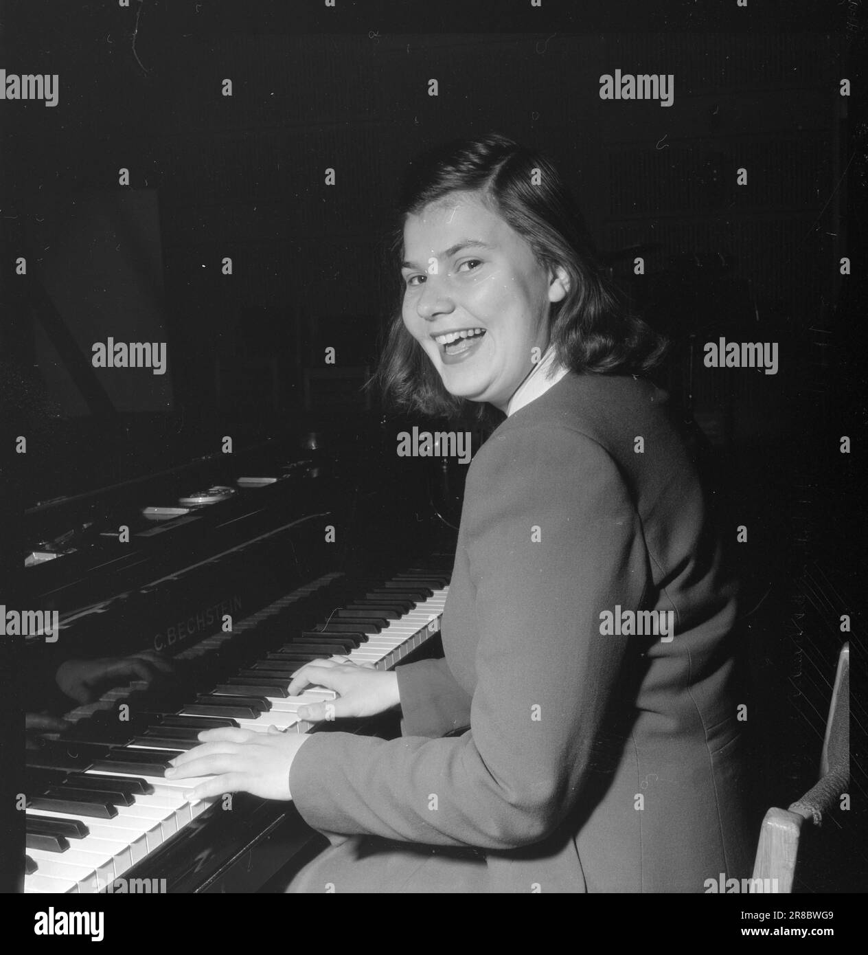 Current 21-2-1947: Eva KnardahlLittle Eva on her way to the stars ...