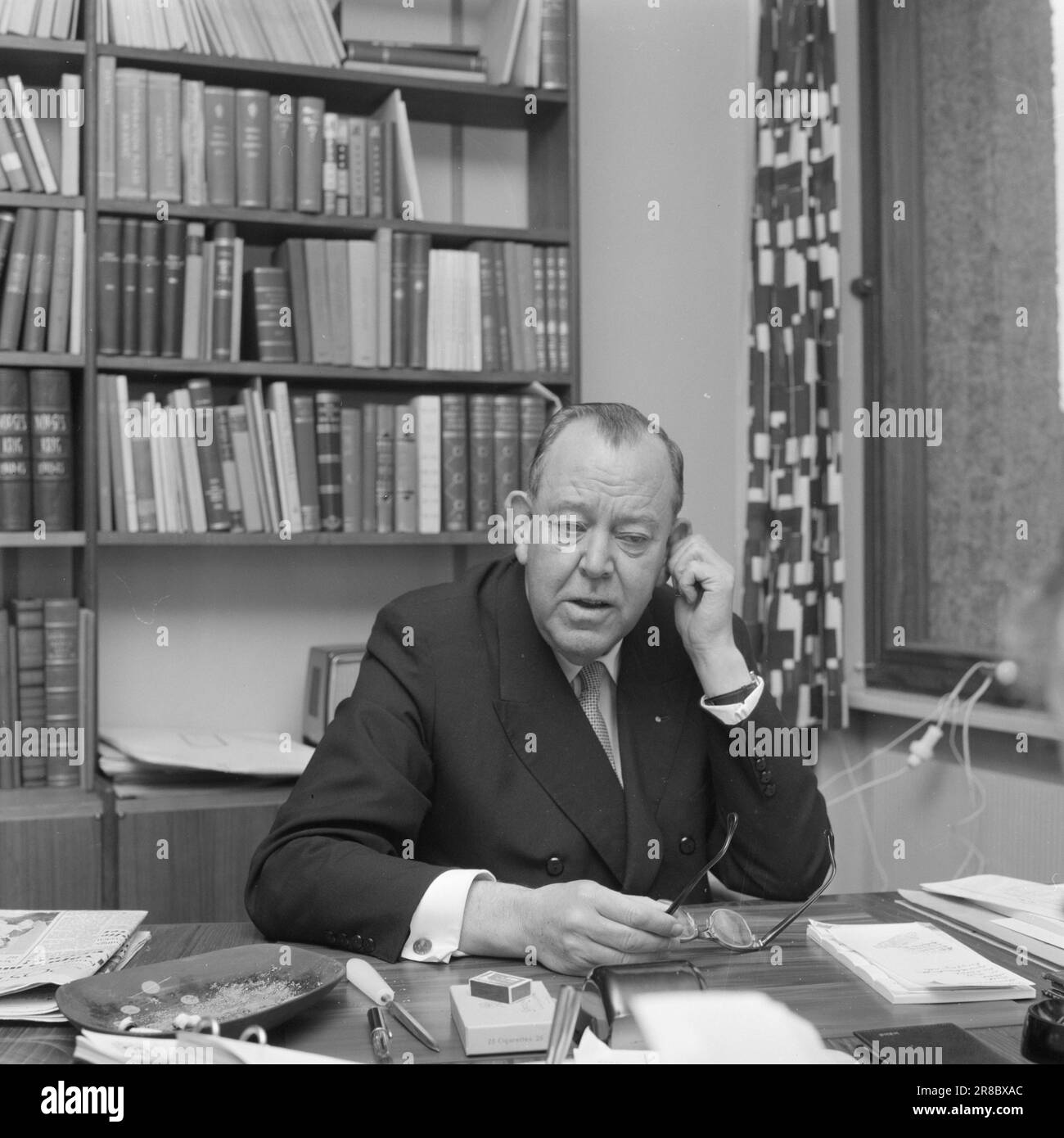 Actual 46-4-1960 : Sledgehammer and foil.Interview with the UN's first ...