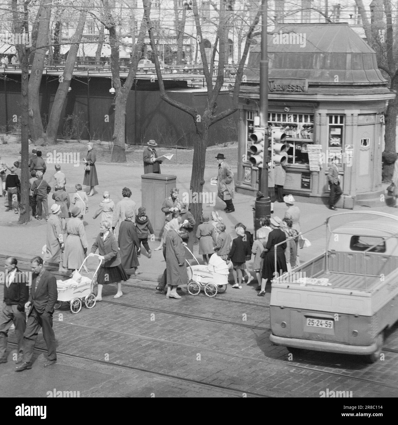 Current 25-1-1960: Where the city's pulse beats The camera reflects ...