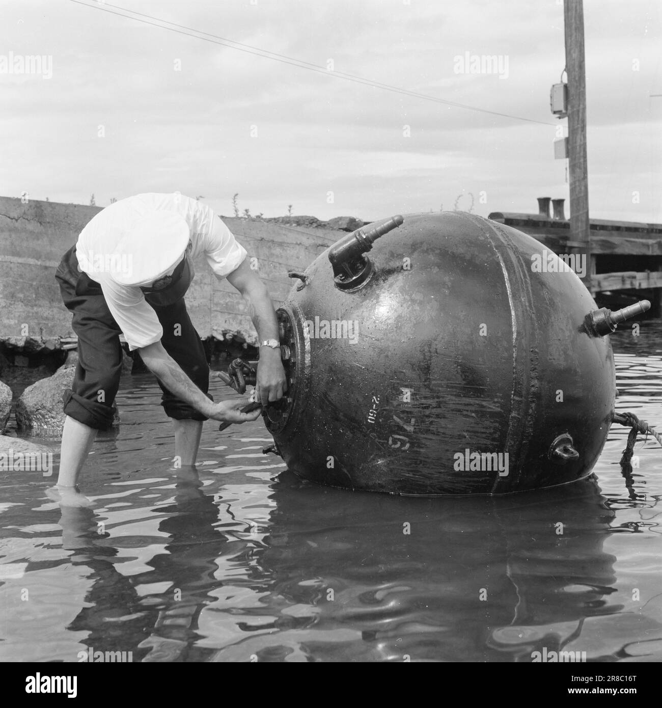 Current 33-4-1960: A horn mine is mined Mines from the war years still ...