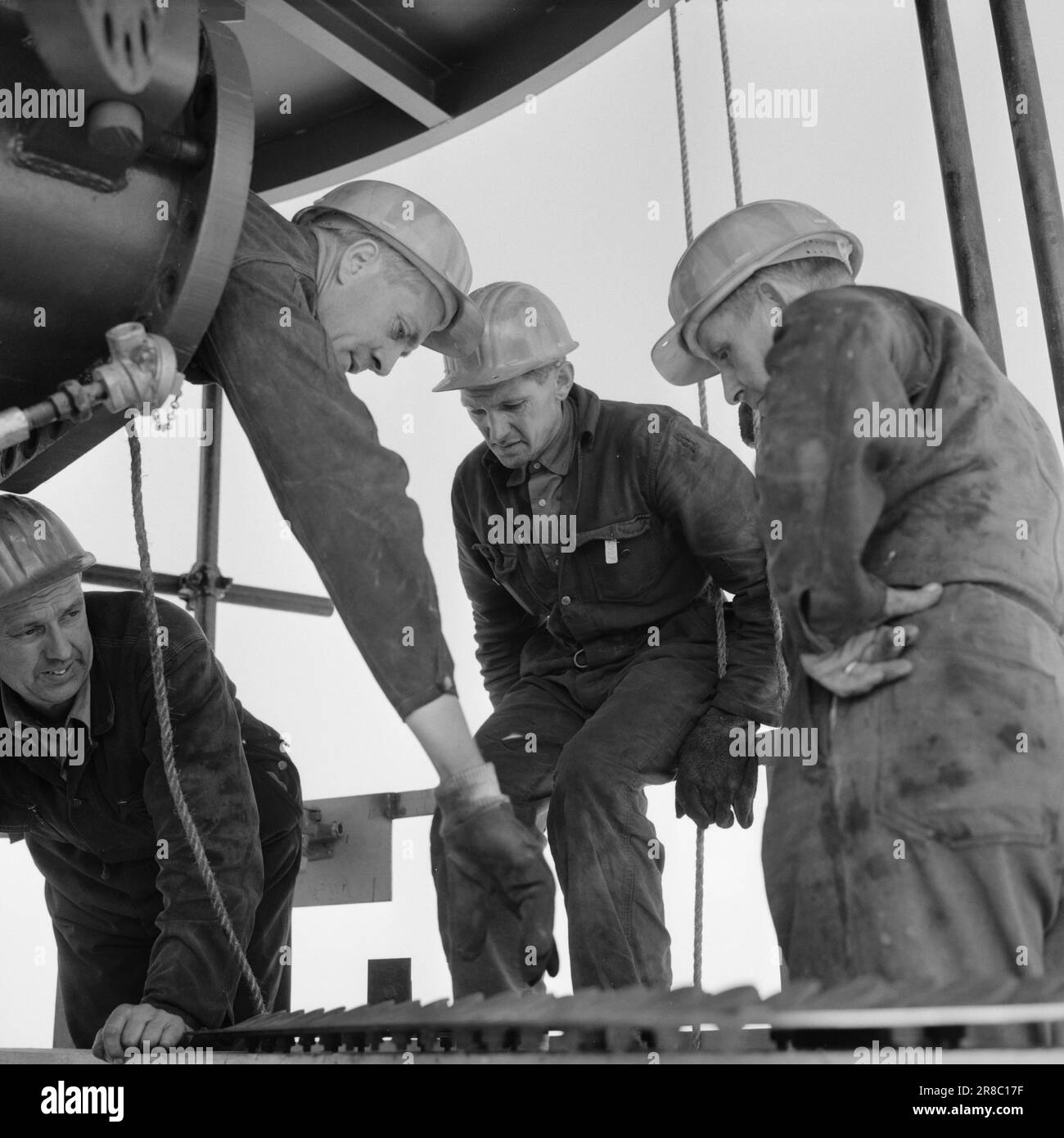 Current 30-4-1960: Norwegian Venezuela Norway's first oil refinery is ...