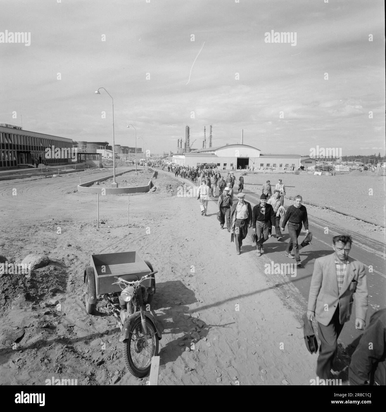 Current 30-4-1960: Norwegian Venezuela Norway's first oil refinery is ...