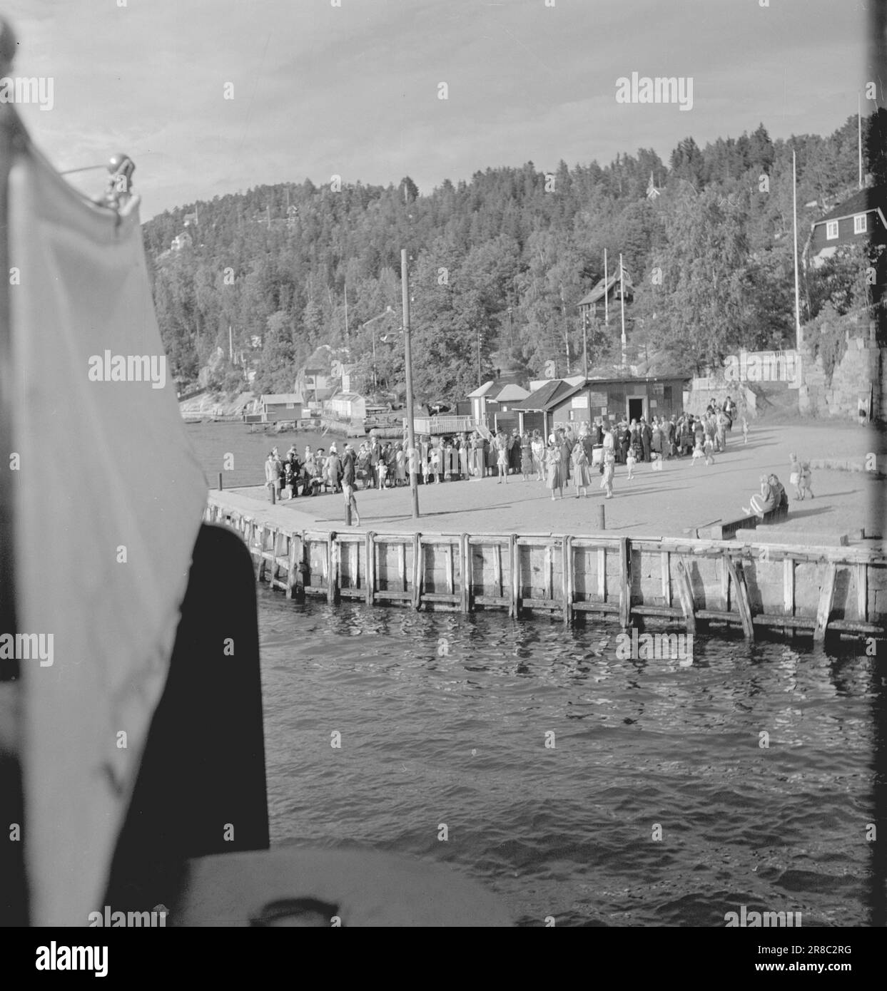 Actual 16-1950: The fjord's included swans.Steamboats in the Oslofjord ...