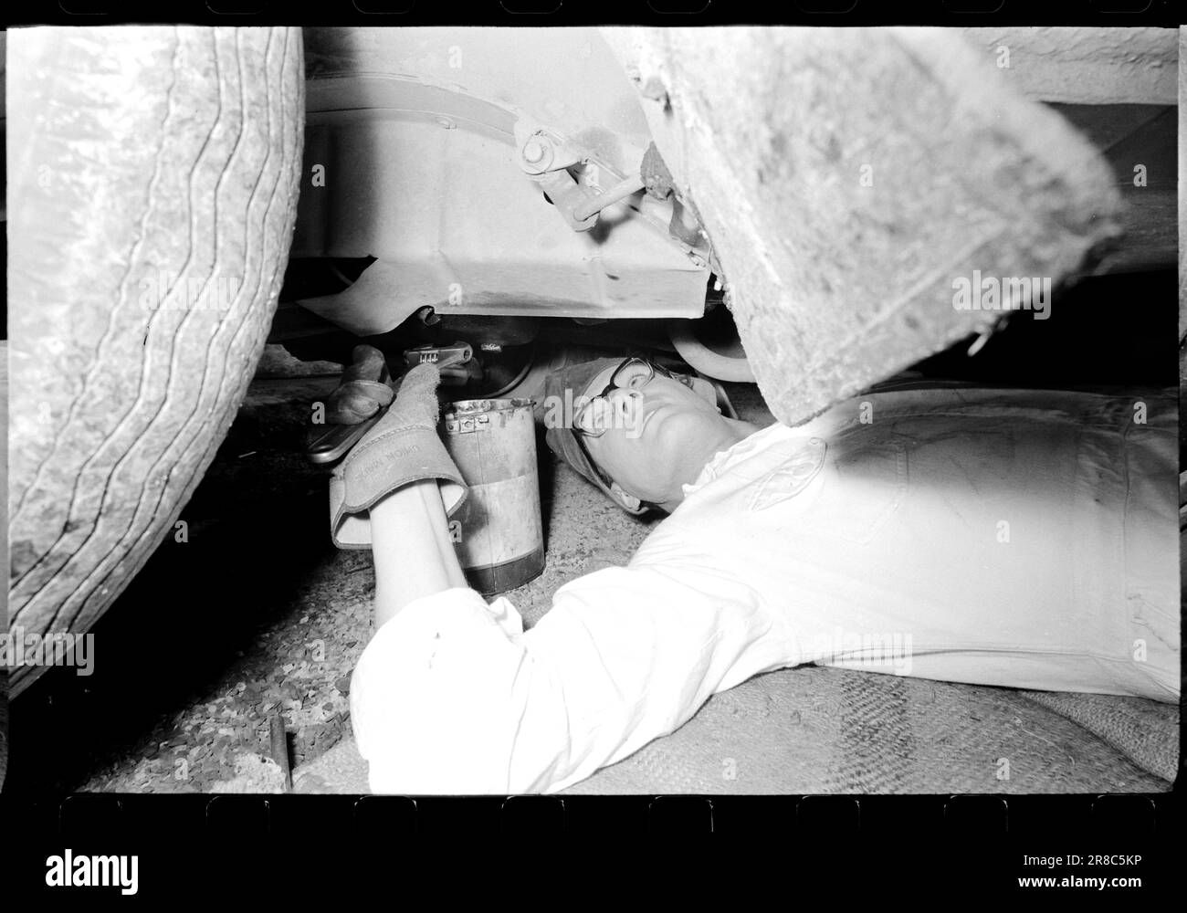 To screw on tightly hi-res stock photography and images - Alamy