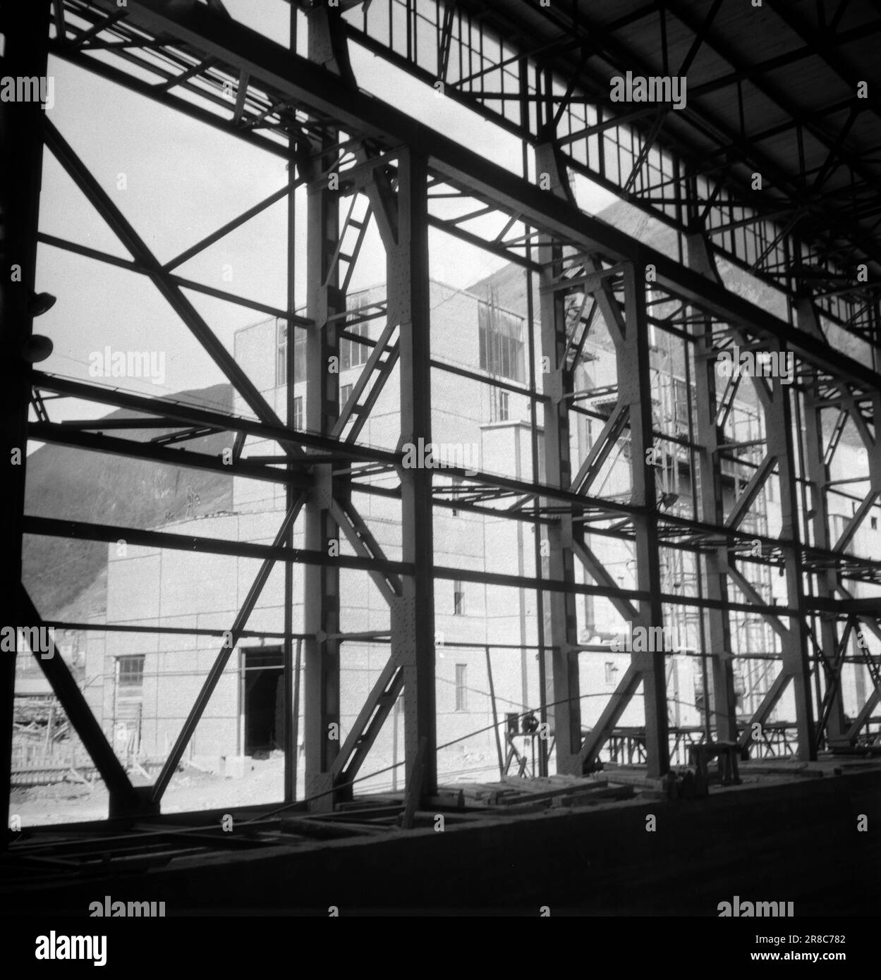 Actual 12-1948: The giant factory in Årdal. Årdal works.Photo: Sverre A ...