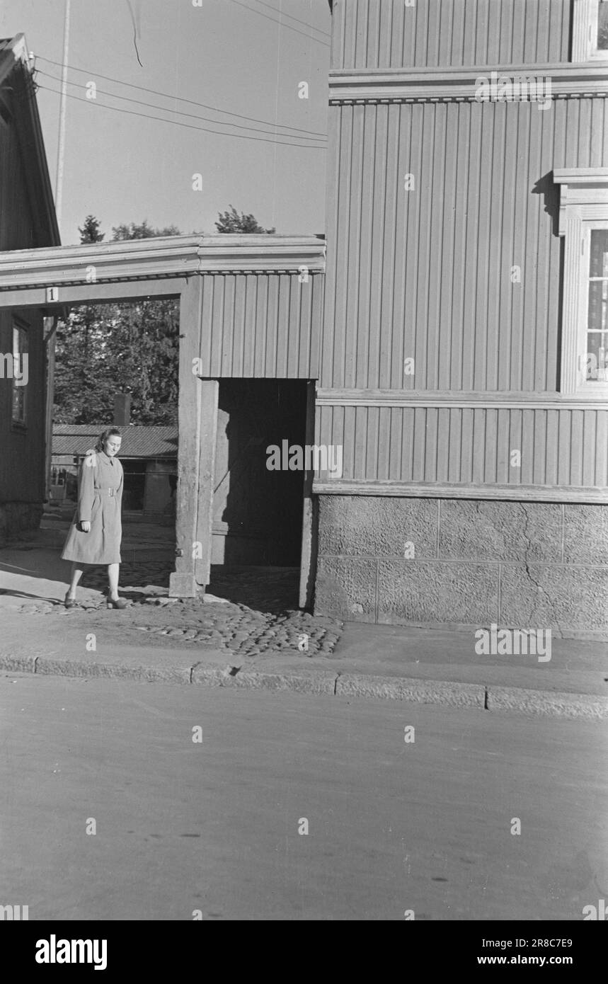 Actual 20-4-1947: Armless Tønsberg girlArmless Tønsberg girl who stands ...