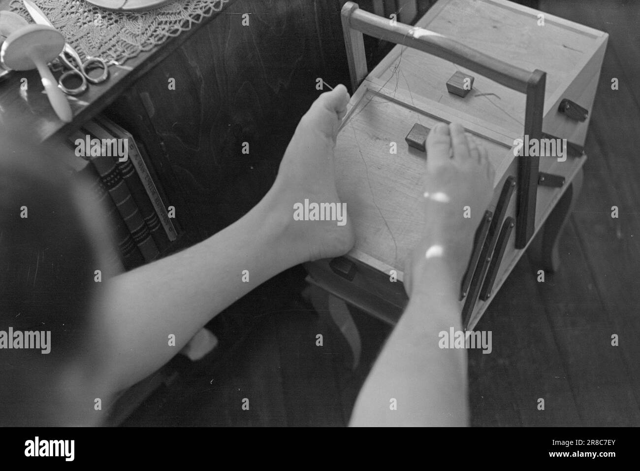 Actual 20-4-1947: Armless Tønsberg girlArmless Tønsberg girl who stands ...