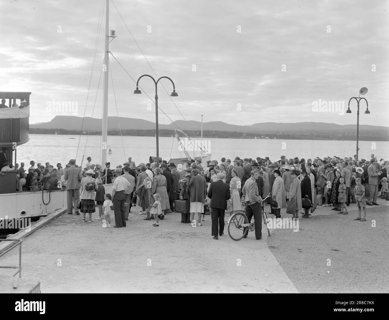 Actual 16-1950: The fjord's included swans. Steamboats in the Oslofjord ...