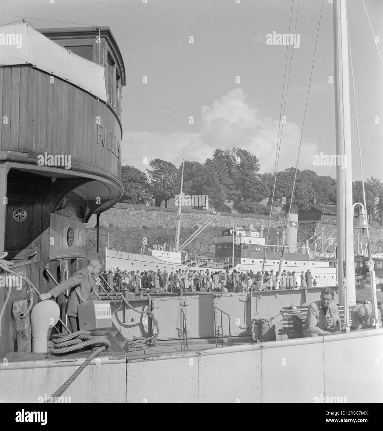 Actual 16-1950: The fjord's included swans.Steamboats in the Oslofjord ...