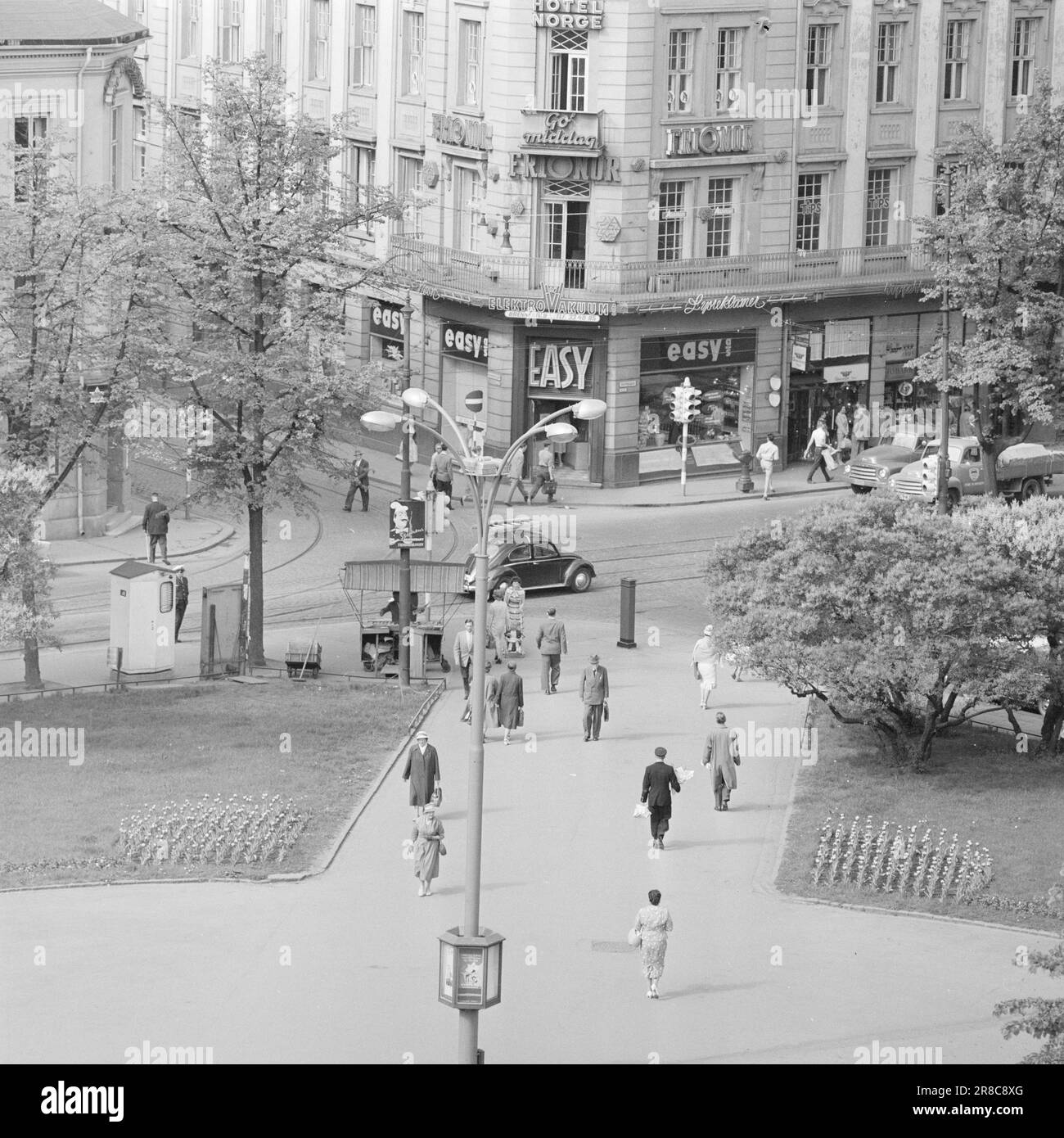 Current 25-1-1960: Where the city's pulse beats The camera reflects ...