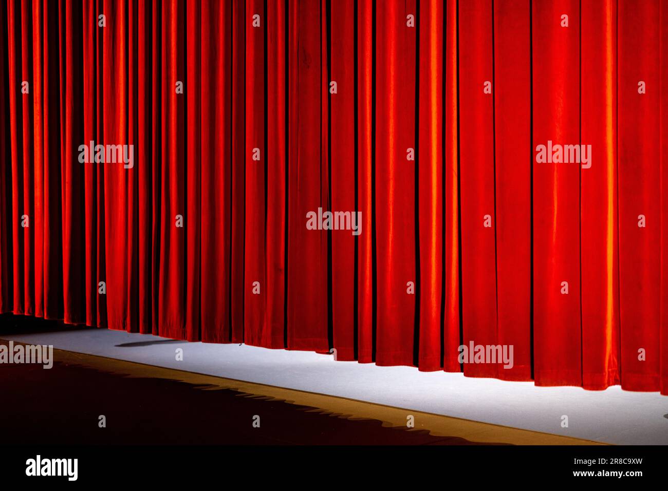 Curtain down theater hi-res stock photography and images - Alamy