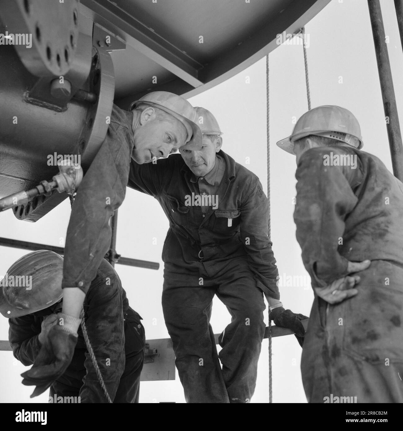 Current 30-4-1960: Norwegian Venezuela Norway's first oil refinery is ...