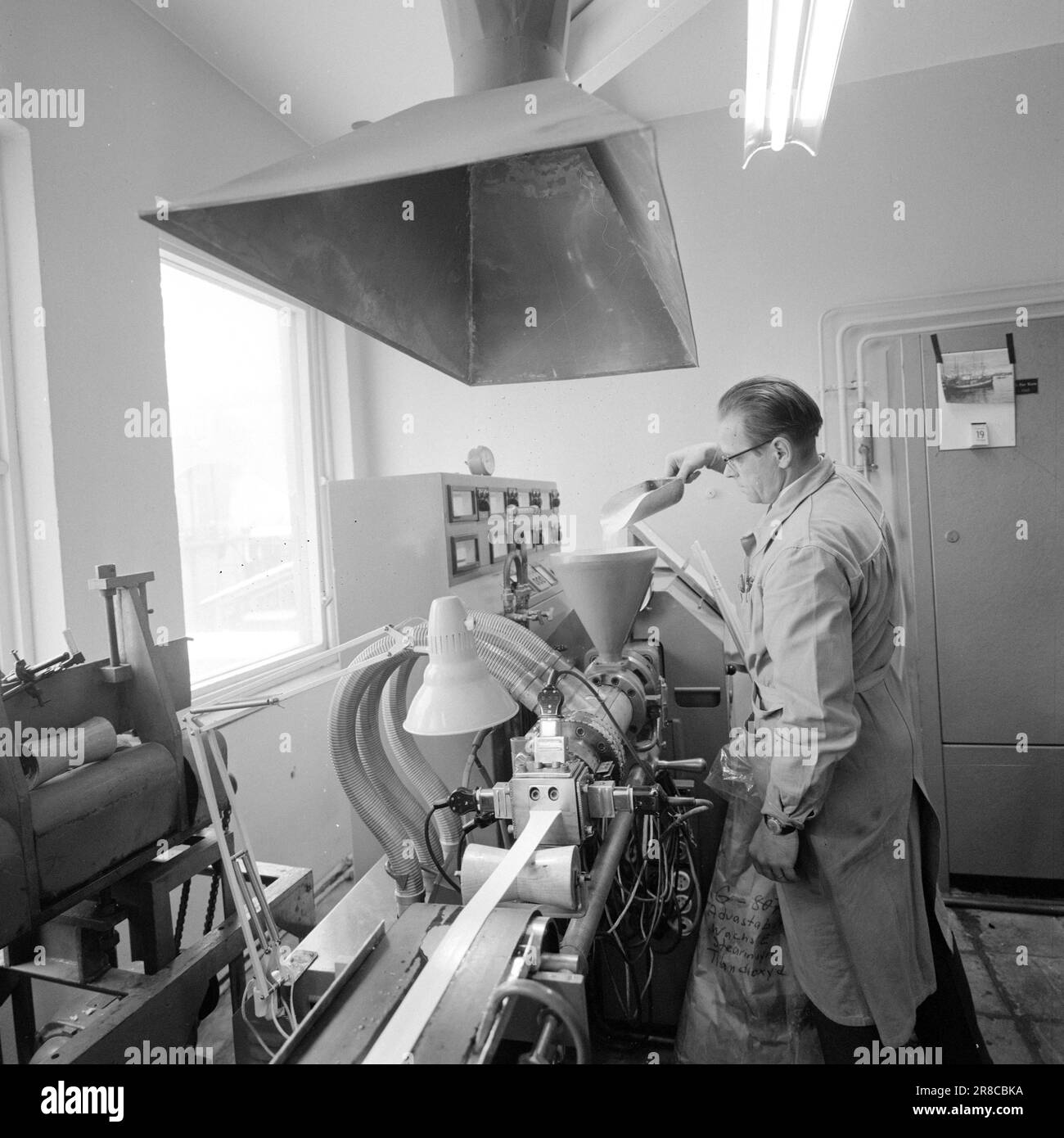 Current 14-10-1960: Norsk Hydro A working day is over, a new one has ...