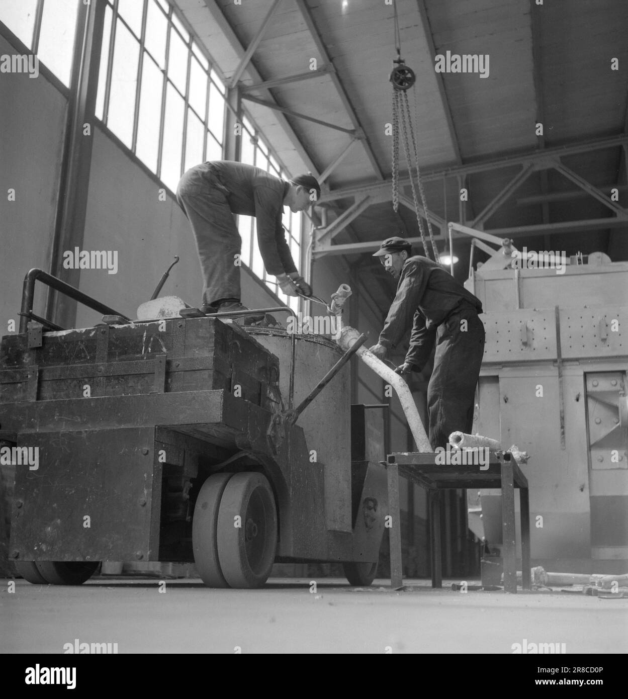 Actual 12-1948: The giant factory in Årdal. Årdal works.Photo: Sverre A ...