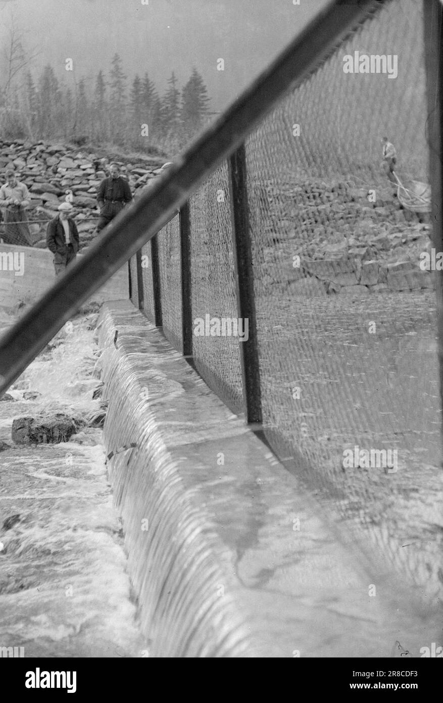 Trickle through dam Black and White Stock Photos & Images - Alamy