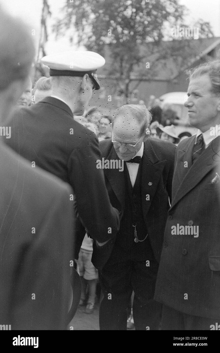 Current 14-3-1947: The King numberOut among people King Haakon 7th ...