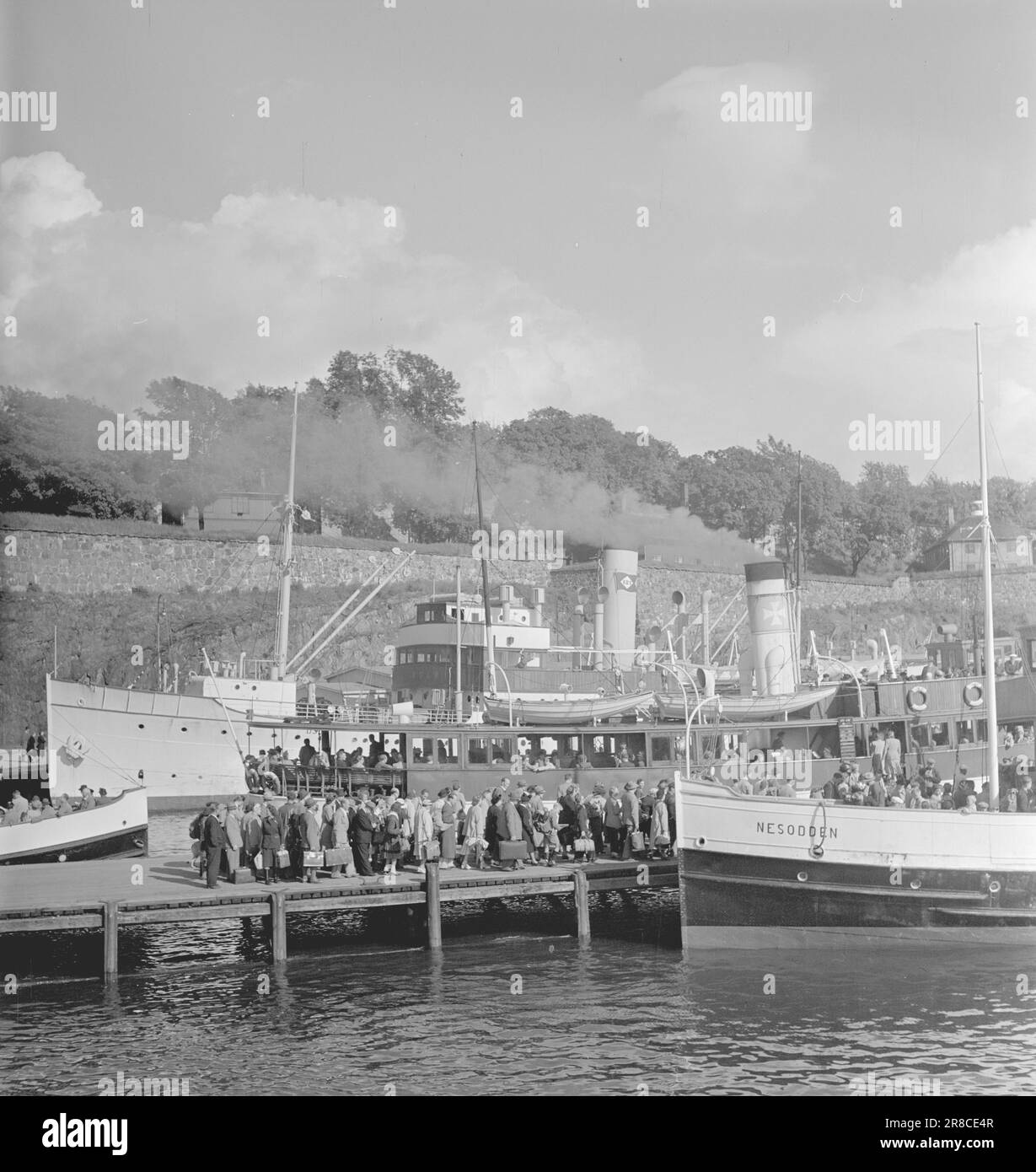 Actual 16-1950: The fjord's included swans.Steamboats in the Oslofjord ...