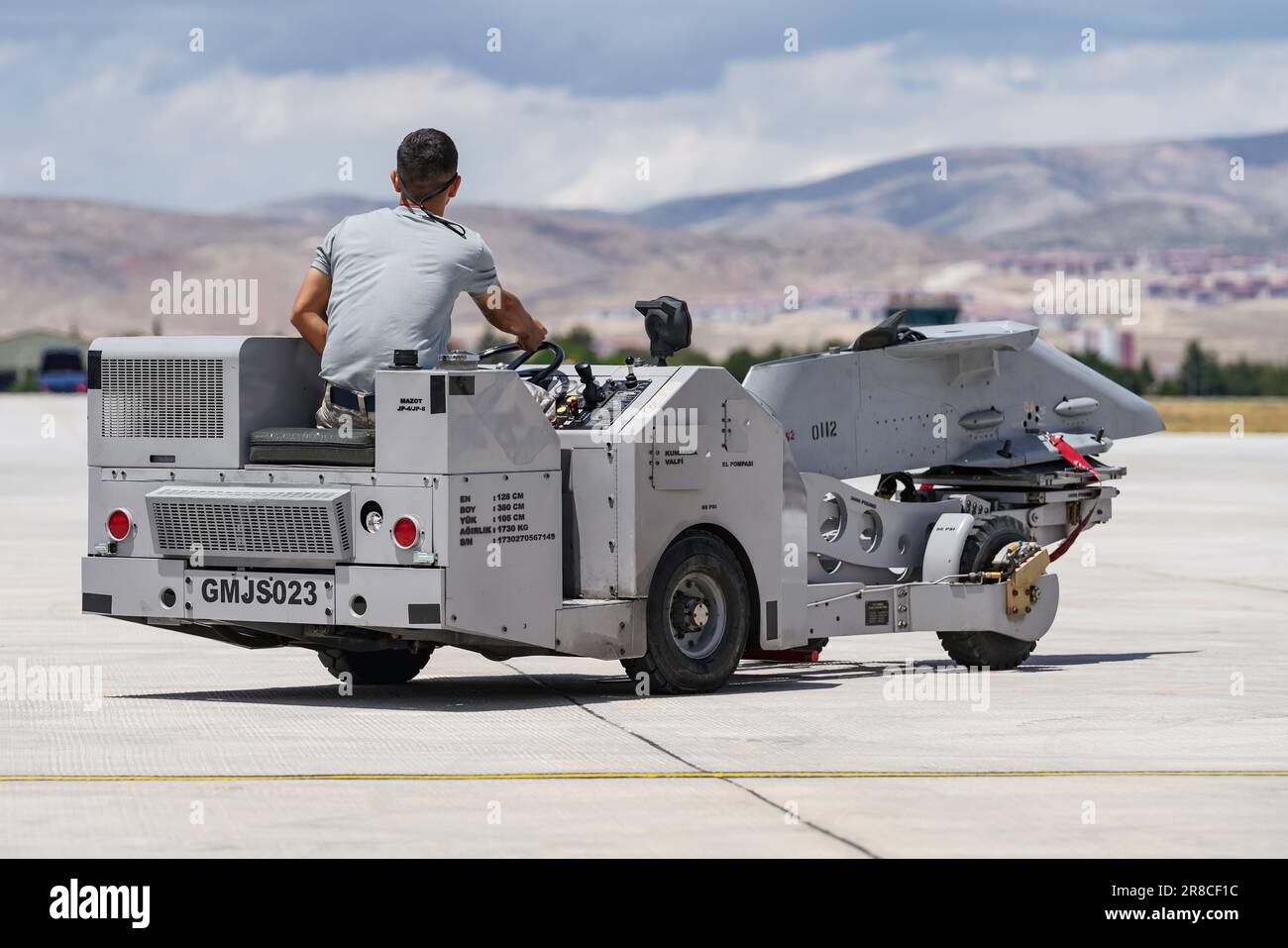Pushback vehicle hi-res stock photography and images - Alamy